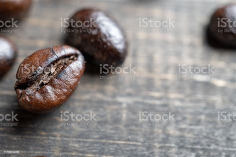 나무 테이블에 커피 콩을 닫습니다 텍스트 및 콘텐츠의 공간을 복사합니다 0명에 대한 스톡 사진 및 기타 이미지 0명 갈색 개념 Istock
