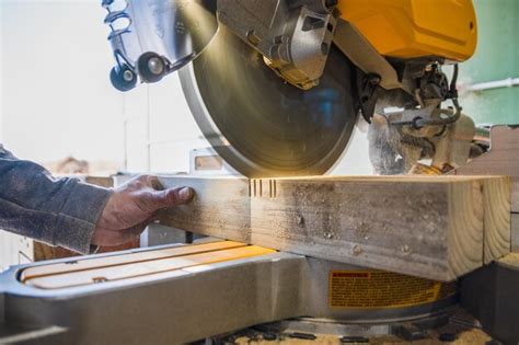 El Constructor Corta Una Tabla Con Una Sierra Circular Al Cortar Una