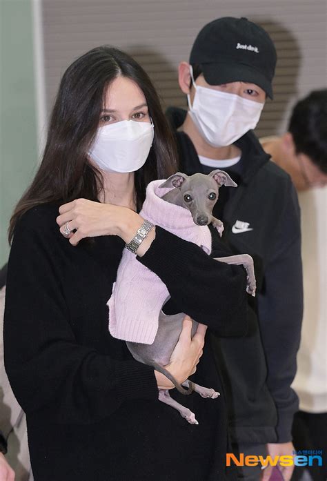 송중기 케이티 부부 나란히 출국하는 부부[포토엔hd] 뉴스인코리아