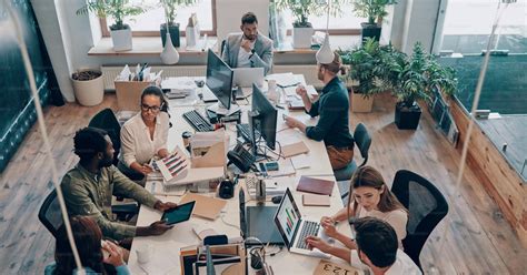 사무실에서 일하는 동안 현대 기술을 통신하고 사용하는 스마트 캐주얼웨어를 입은 젊은 현대인의 상위 뷰 사진 Unsplash의