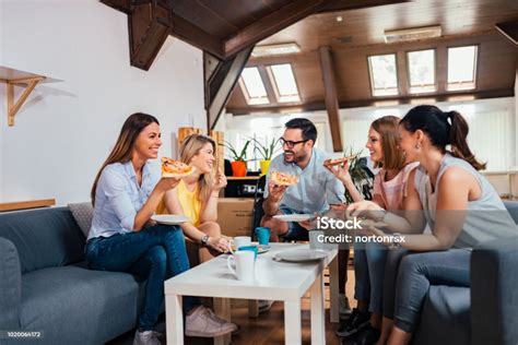친구 들과 함께 품질 시간입니다 사람들이 서로 얘기 하 고 집에서 피자를 먹는 피자에 대한 스톡 사진 및 기타 이미지 피자 우정 소파 Istock