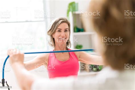 병원에서 스포티한 환자와 함께 일하는 노인 물리치료사 2명에 대한 스톡 사진 및 기타 이미지 2명 강사 건강 진단 Istock