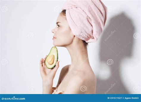 一身裸体的漂亮女人在沐浴后露出异国情调的手割观 库存图片 图片 包括有 健康 关心 营养 愉快 231511527