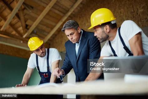 건축가와 육체 노동자들이 건설 현장에서 계획을 세우고 있다 건설 산업에 대한 스톡 사진 및 기타 이미지 건설 산업 건설 현장 건설업자 Istock