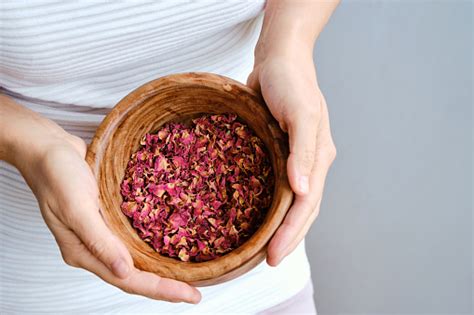 다양한 말린 약용 꽃의 초본 혼합 천연 피부 관리 및 아로마 테라피 꽃 차 클로즈업과 소녀의 손에 나무 그릇 혼합에 대한 스톡 사진 및 기타 이미지 Istock