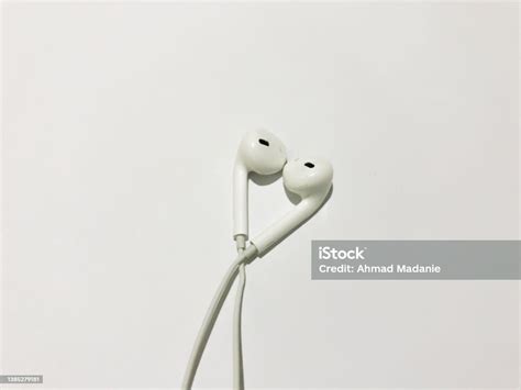 복사 공간 배경이있는 흰색 배경에 격리 된 흰색 이어폰 밝은 회색 배경에 헤드셋이있는 흰색 현대 헤드폰 디지털 음악의 개념 0