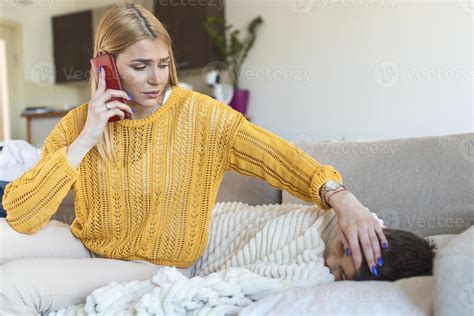 Madre Midiendo La Temperatura De Su Hijo Enfermo Niño Enfermo Con