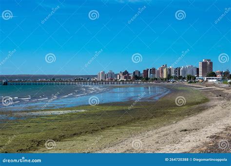 Vistas A La Ciudad De Puerto Madryn Y A La Playa Con Algas Foto De