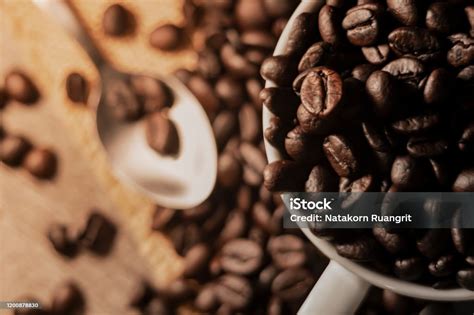 커피 사진 배경 복고풍 대마 자루에 흰색 커피 컵에 로스트 커피 콩에 선택적 초점과 흐리게 스테인레스 스틸 커피 숟가락 빈티지 어두운 나무 테이블 장식 가루로 빻은에 대한