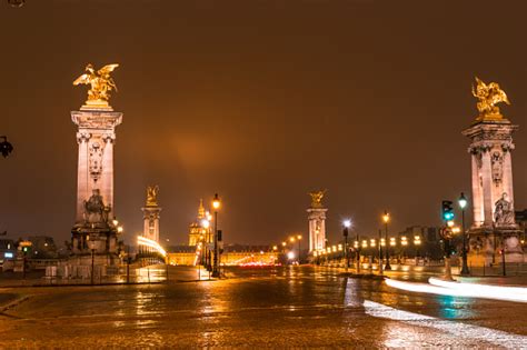 퐁 알렉산더 Iii 파리에서 세 느 강에 걸쳐 갑판 아치 다리입니다 앵발리드와 에펠 탑의 샹젤리제 분기 연결 가로등에 대한 스톡 사진 및 기타 이미지 Istock