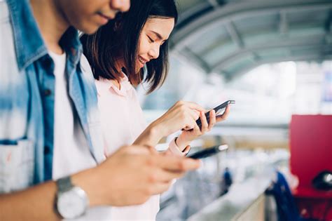 젊은 사람들은 스마트폰 사용 하 고 자유 시간에 하는 동안 웃 고 기술 개념 그래픽 사용자 인터페이스에 대한 스톡 사진 및 기타 이미지 그래픽 사용자 인터페이스