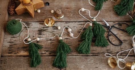 세련된 크리스마스 전나무 화환 실 종 종이 별 장식품 양초 소박한 나무 배경에 가위 축제 에코 화환 만들기 분위기 있는 휴일 장식 즐거운 성탄절 사진