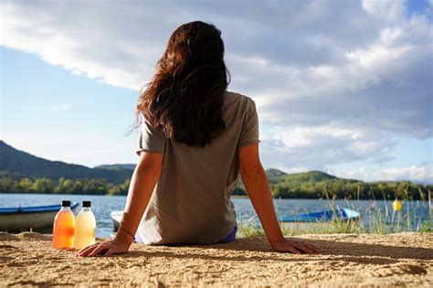 다양한 맛의 수제 발효 생 콤부차 차 복사 공간이 있는 배경에서 쉬고 있는 여성과 함께하는 건강한 천연 프로바이오틱 음료 병에 대한 스톡 사진 및 기타 이미지 Istock