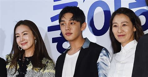 [포토엔]유아인 최지우 이미연 누님 사이에서 행복만발~