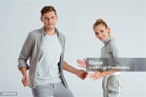 남자 동안 웃는 여 자가 카메라를 보고 하 고 로봇 움직임 회색에 고립 된 춤 남자에 대한 스톡 사진 및 기타 이미지 남자 남자 친구 몸짓 Istock