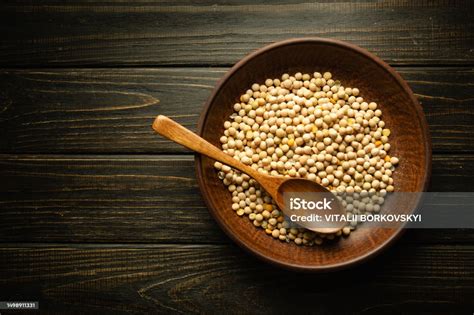 요리하기 전에 빈티지 어두운 테이블에 마른 완두콩과 숟가락 한 접시 레스토랑이나 호텔을 위한 레시피 또는 메뉴를 위한 공간 갈색에 대한 스톡 사진 및 기타 이미지 Istock