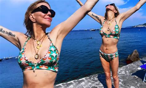 Courtney Actúa En Bikini