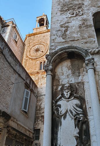 크로아티아 스플리트에 있는 시계가 있는 아름다운 석탑의 낮은 각도 전망 0명에 대한 스톡 사진 및 기타 이미지 0명 건물 외관 건축 Istock
