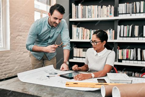Homem E Mulher Em Um Tablet No Escritório Para Revisão De Projeto E Aplicação De Leitura Para