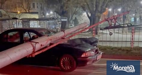 Стълб от тролейбусния транспорт във Варна падна върху автомобил снимки Варна