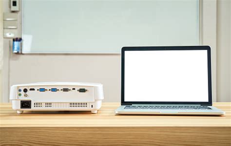 프로젝터를 테이블에 배치 되 고 컴퓨터와 함께 작동 준비를 사용 하 여 화면 확대 회의에 서 사람들을 봉사 하 고 Film Screening에 대한 스톡 사진 및 기타