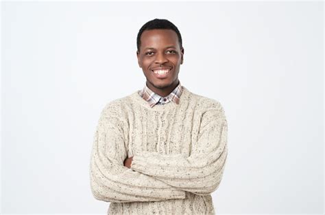 따뜻한 오버 사이즈 스웨터에 성공 심각한 잘생긴 아프로 아메리칸 남자는 손과 미소를 교차 남자에 대한 스톡 사진 및 기타 이미지 남자 아프리카계 미국 민족 겨울