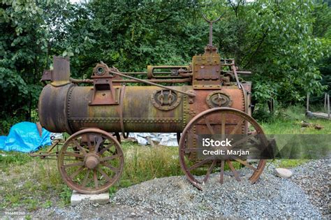 오래 되 고 소박한 증기 기차 또는 1920 년대 및 1930 년대에서 세르비아에 사용 트랙터 독일에서 만든 구식 찐 필드에 서 있는 트랙터 오래 된 빈티지 강철 바퀴 농장