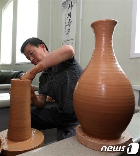 도자기 빚는 창작사 뉴스1