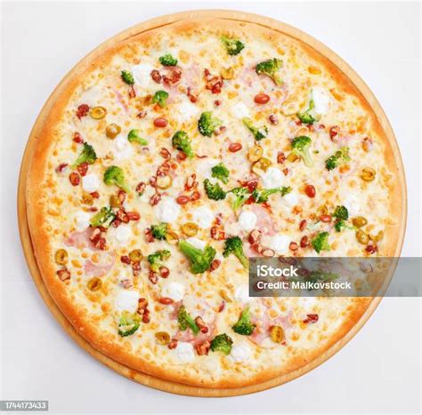 피자 이탈리아 주방과 요리 컨셉 나폴리 피자 가게에서 뜨거운 피자와 피자 커터가 피자를 조각으로 자른다 0명에 대한 스톡 사진 및 기타 이미지 Istock