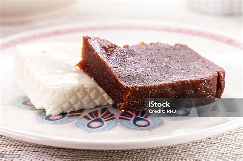 구아바 잼을 곁들인 신선한 치즈 로미오와 줄리엣이라는 브라질 디저트 아침 식사로 제공 과일로 만든 달콤함 브라질 6월 축제의 전통 시골 음식 0명에 대한 스톡 사진 및 기타