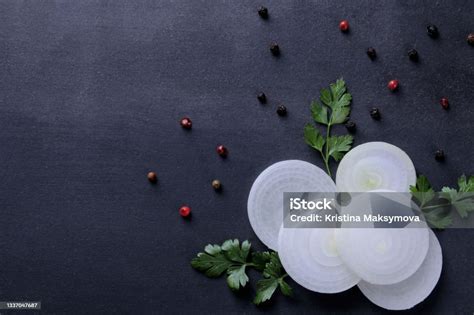 반지는 짙은 파란색 배경에 허브와 향신료로 흰 양파로 자른다 채소 맨 위 보기 0명에 대한 스톡 사진 및 기타 이미지 0명 개체 그룹 건강한 식생활 Istock