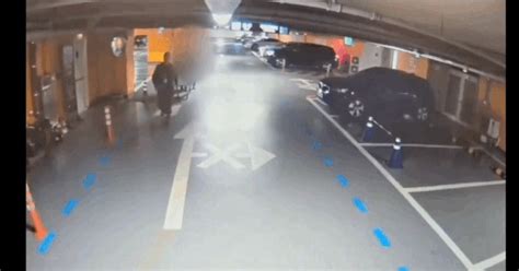 땀 흘리며 주차장 뛰어다니더라…눈 불편한 아들과 어머니 도운 군인