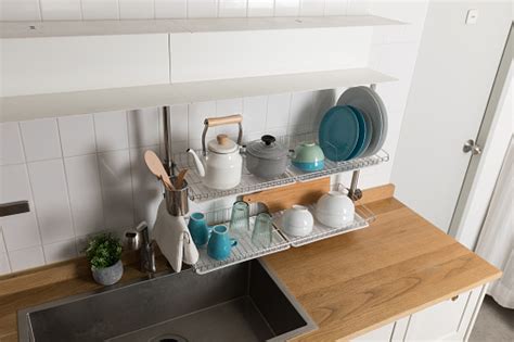 금속에 건조 깨끗 한 요리 접시 랙 밝은 배경에 주방 용품 및 식기 나무 선반에 주방 인테리어 배경입니다 텍스트 공간입니다 0명에 대한 스톡 사진 및 기타 이미지 Istock