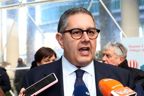 Nuove Accuse Contro Toti 95 Mila Euro Dalle Ditte Di Rifiuti