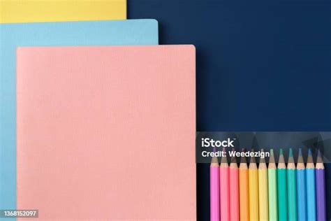 네이비 블루 테이블 배경에 연필과 문구가 있는 상단 보기 파스텔 노트북 0명에 대한 스톡 사진 및 기타 이미지 0명 가리기 계획 Istock