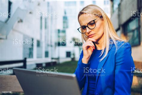 노트북에서 작업하는 동안 문제를 해결하려고 하는 백인 사업가 40 44세에 대한 스톡 사진 및 기타 이미지 40 44세