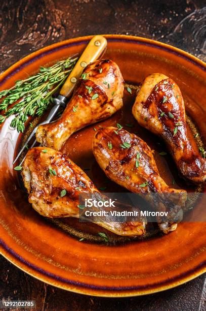 접시에 뜨겁고 매운 바베큐 치킨 드럼 스틱 어두운 배경 맨 위 보기 가금류에 대한 스톡 사진 및 기타 이미지 가금류 갈색