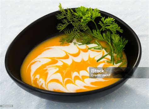 생강 루트올리브 오일에 구운 호박 퓌 레 호박 수프 요리법 야채 국물과 함께 믹서 기에이 겼 다 마늘과 생강 Whisked 크림을 추가 합니다 야채와 함께 제공 0명에 대한