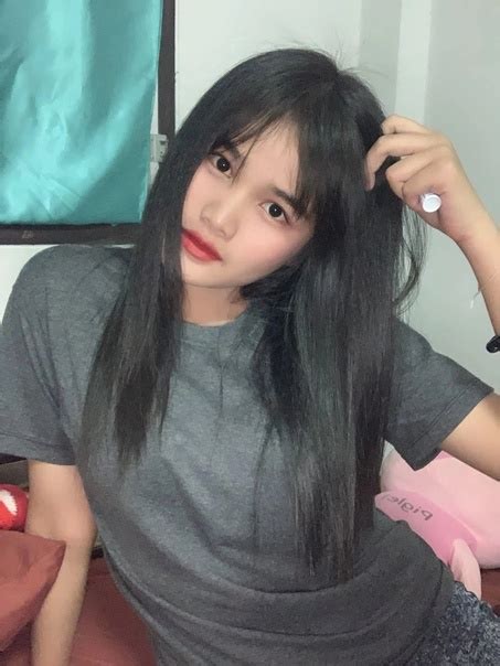 သိတ်လှနေတဲ့ ကောင်မလေးပေါ့ စောက်ဖုတ်လေးပွတ်လိုက် နိုက်လိုက်နဲ့ ဖီးပြနေတာ မလိုးချင်ဘူးလား ဂေါင