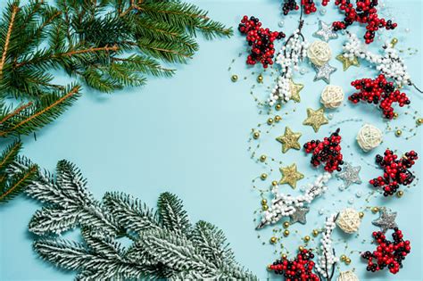 장식 장식품 요소가 있는 밝은 파란색 배경에 크리스마스 패턴입니다 겨울 크리스마스 또는 새해의 개념 플랫 레이 12월에 대한 스톡 사진 및 기타 이미지 Istock