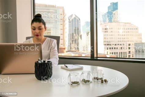 밝은에 마리화나 사업 부드러운 조명 사무실 보기에 대 한 마케팅에 노력 하는 여성 대마초 기업가 0명에 대한 스톡 사진 및 기타 이미지 Istock