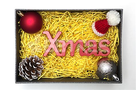 유토이미지 흰 배경위의 선물상자와 크리스마스 장식