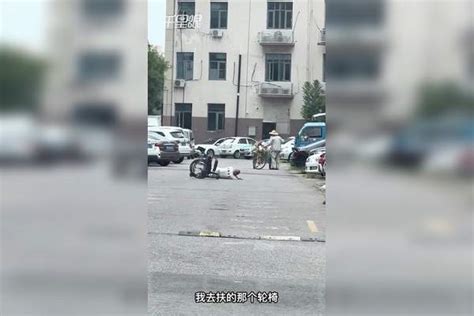 【天津】6旬坐轮椅老人摔倒热心路人上前帮扶坐轮椅老人路人