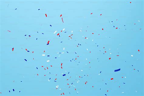 사각형 모양의 종이 색종이 조각이 파란색 배경 위에 떨어지고 있습니다 사진 Unsplash의 추상적인 이미지