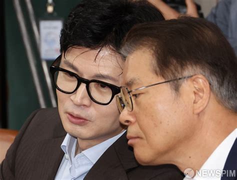 대화 나누는 한동훈 이정식 장관