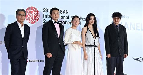 ‘보통의 가족 주역들 부국제 포토월에서 포즈 [포토엔hd]