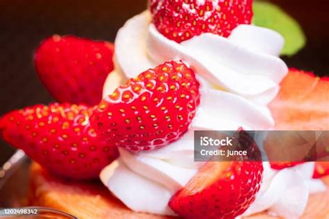 클로즈업 매크로 샷에 일본 달콤한 페이스트리 타르트 케이크와 크림에 딸기 건강한 생활방식에 대한 스톡 사진 및 기타 이미지