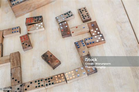 나무 테이블 배경에 전통적인 나무 도미노 게임을 재생합니다 가족 보드 게임 오래된 소박한 테이블 게임에 행게임 밤 빈티지 도미노 도미노 효과의 개념 연쇄 반응 위험 관리