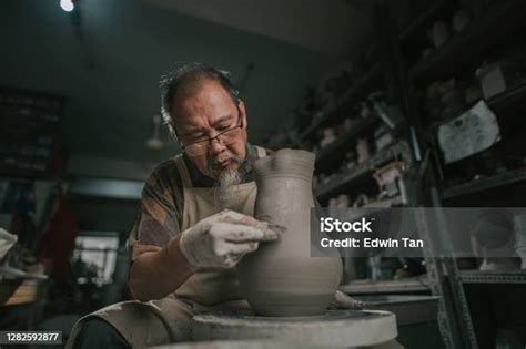 회전 하는 도자기 바퀴와 그의 스튜디오에서 작업 하는 아시아 중국 노인 클레이 아티스트 공예 제품에 대한 스톡 사진 및 기타 이미지 공예 제품 말레이시아 예술가