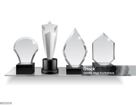 선반에 유리 챔피언 상품 선반에 현실적인 다른 상 우승자 트로피 빛나는 아크릴 상 다양한 형태 빈 경쟁 컵 스포츠와 음악 은